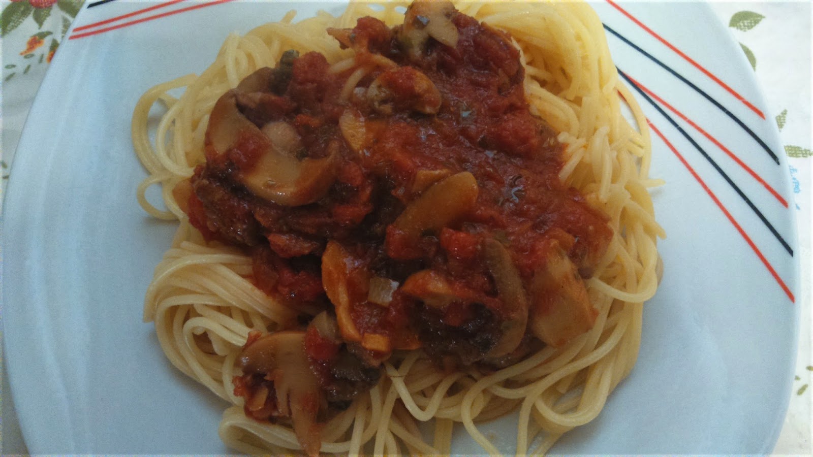 ΝΟΣΤΙΜΑ ΣΠΙΤΙΚΑ ΦΑΓΗΤΑ ΚΑΙ ΓΛΥΚΑ: ΣΠΑΓΓΕΤΙ ΜΕ ΚΟΚΚΙΝΗ ΣΑΛΤΣΑ ΚΡΑΣΙΟΥ ...